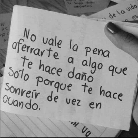 No Vale La Pena Aferrarse A Algo Que Te Hace Daño - FRASES.PW