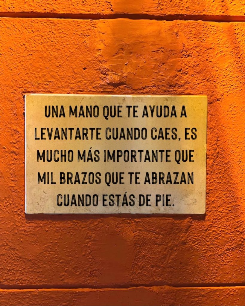 Una mano que te ayuda a levantarte cuando caes - FRASES.PW