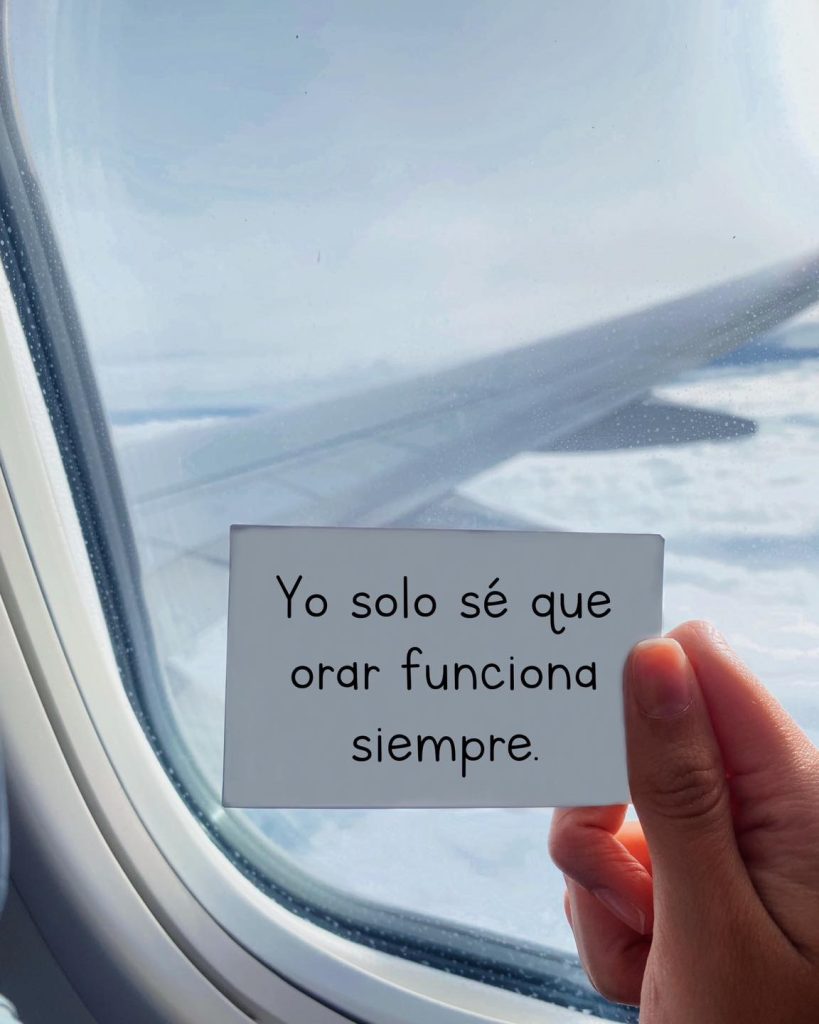 Imagen con la frase positiva Yo solo sé que orar funciona siempre.